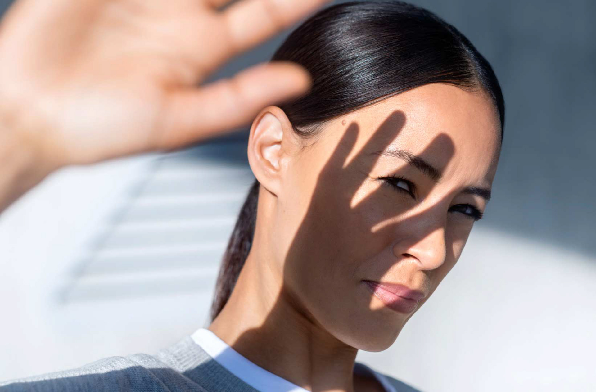 瞬間由淺變深， 瞬間由深變淺：時麾自動變色鏡片